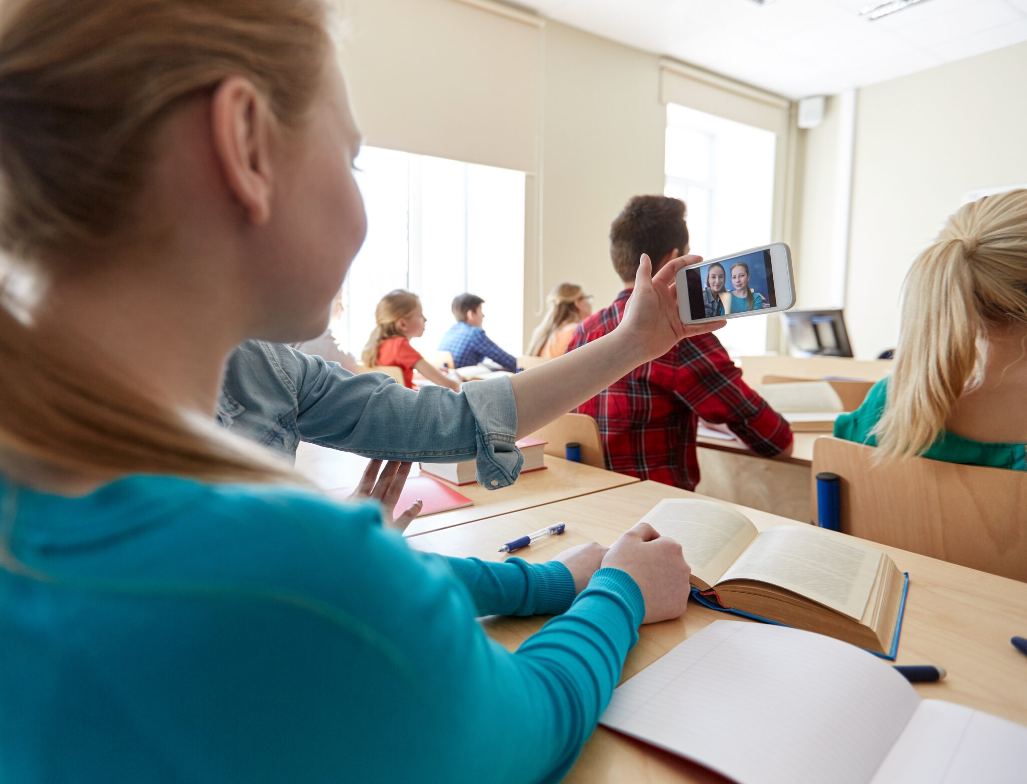2024: Året skolen blir mobilfri - Voksne for Barn